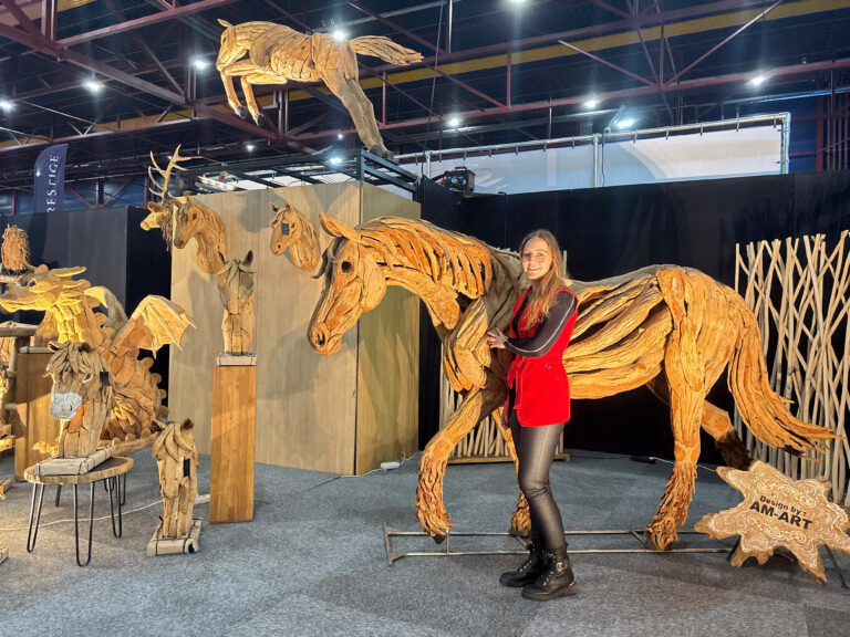 HK-nieuws l AM-ART vereeuwigd paarden in hout: "Elk stuk is uniek" - KFPS